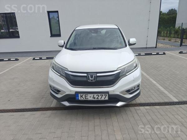 White Honda CR-V 2015 in Riga, with an engine capacity of 2.00 L and mileage of 210 thousand km for 10900 €, photo 1 on AUTOMOTO.COM.LV