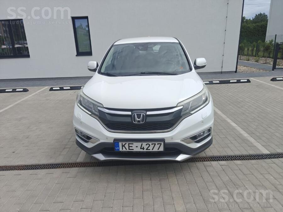 White Honda CR-V 2015 in Riga, with an engine capacity of 2.00 L and mileage of 210 thousand km for 10900 €, photo 1 on AUTOMOTO.COM.LV
