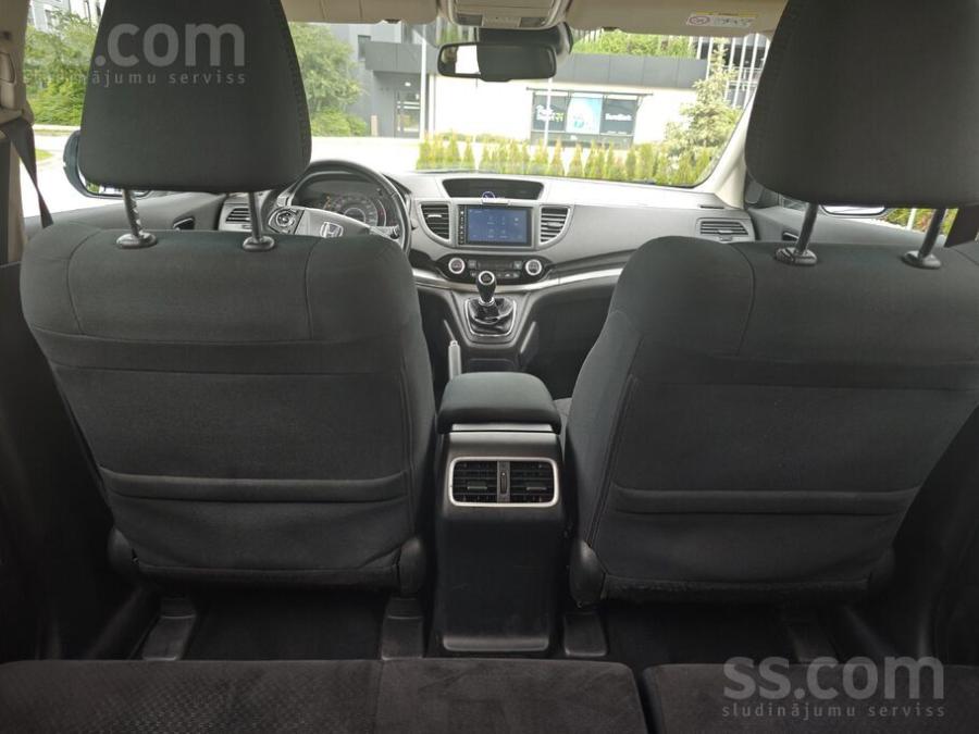 White Honda CR-V 2015 in Riga, with an engine capacity of 2.00 L and mileage of 210 thousand km for 10900 €, photo 5 on AUTOMOTO.COM.LV
