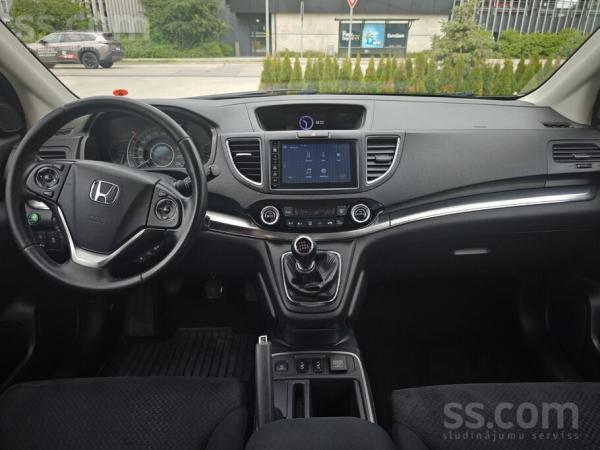 White Honda CR-V 2015 in Riga, with an engine capacity of 2.00 L and mileage of 210 thousand km for 10900 €, photo 5 on AUTOMOTO.COM.LV