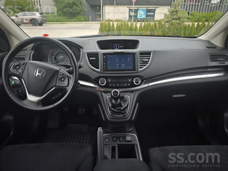 White Honda CR-V 2015 in Riga, with an engine capacity of 2.00 L and mileage of 210 thousand km for 10900 €, photo 6 on AUTOMOTO.COM.LV