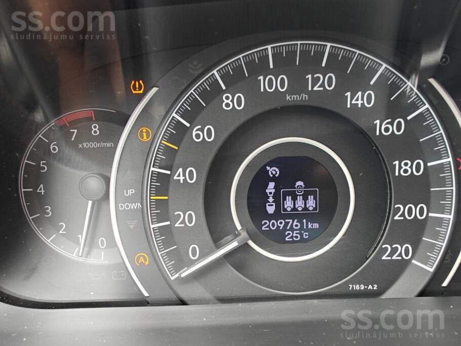 White Honda CR-V 2015 in Riga, with an engine capacity of 2.00 L and mileage of 210 thousand km for 10900 €, photo 7 on AUTOMOTO.COM.LV
