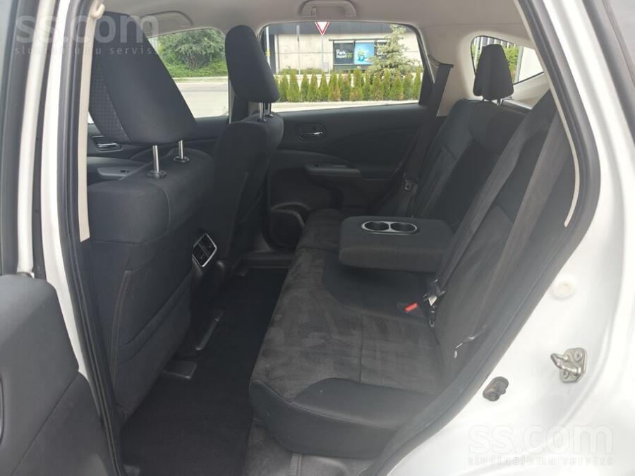 White Honda CR-V 2015 in Riga, with an engine capacity of 2.00 L and mileage of 210 thousand km for 10900 €, photo 8 on AUTOMOTO.COM.LV