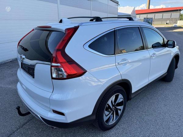 White Honda CR-V 2015 in Prienai, with an engine capacity of 1.60 L and mileage of 224 thousand km for 11900 €, photo 4 on AUTOMOTO.COM.LV