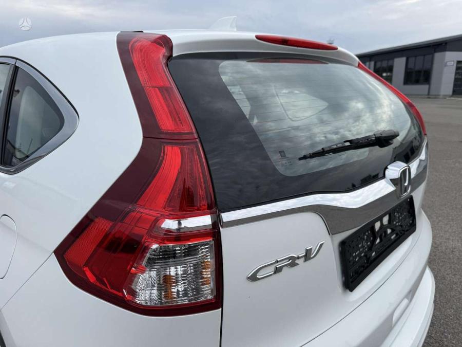White Honda CR-V 2015 in Panevezys, with an engine capacity of 1.60 L and mileage of 117 thousand km for 12999 €, photo 12 on AUTOMOTO.COM.LV
