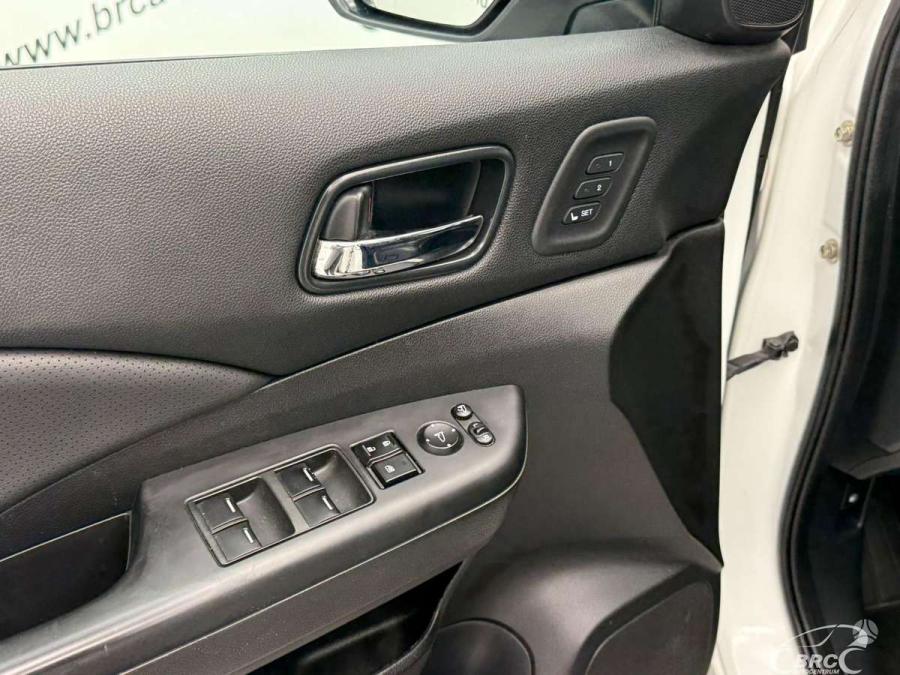 White Honda CR-V 2015 in Vilnius, with an engine capacity of 1.60 L and mileage of 243 thousand km for 12900 €, photo 15 on AUTOMOTO.COM.LV