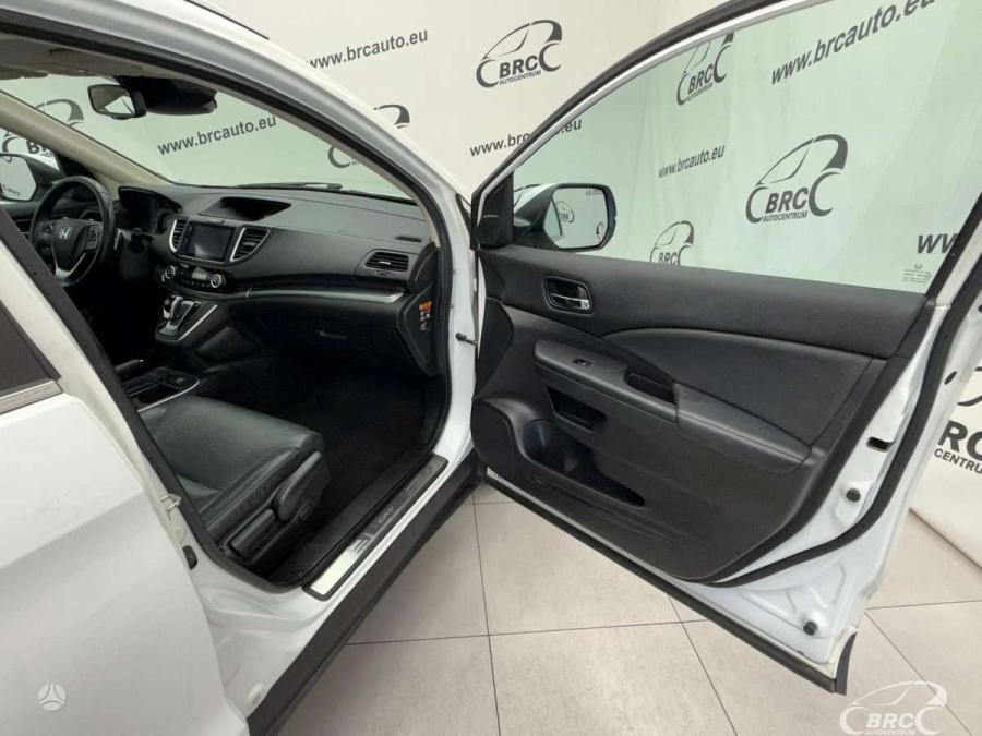 White Honda CR-V 2015 in Vilnius, with an engine capacity of 1.60 L and mileage of 243 thousand km for 12900 €, photo 18 on AUTOMOTO.COM.LV