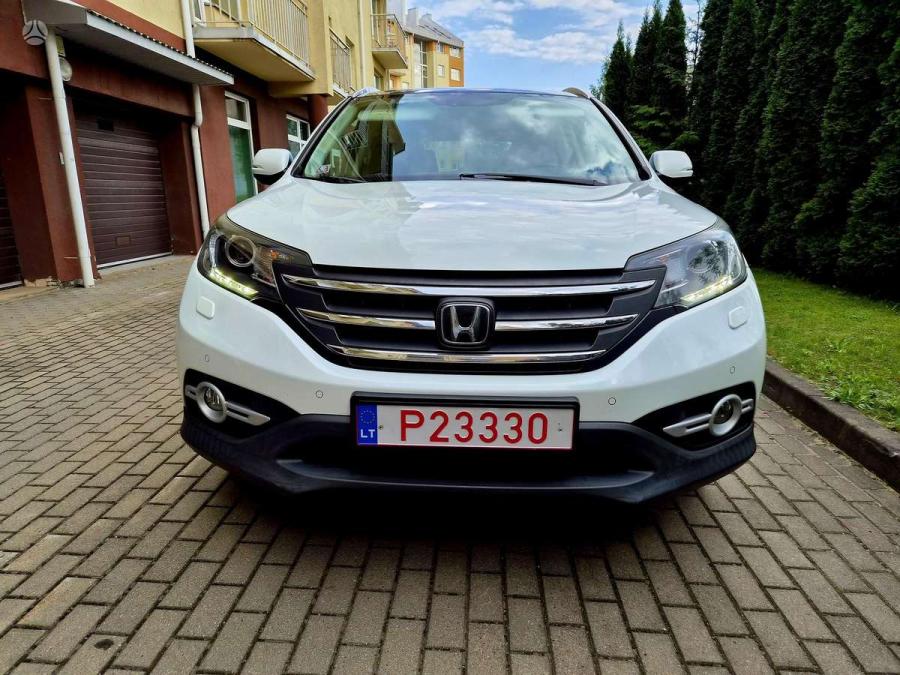 White Honda CR-V 2015 in Vilnius, with an engine capacity of 2.20 L and mileage of 232 thousand km for 12999 €, photo 3 on AUTOMOTO.COM.LV