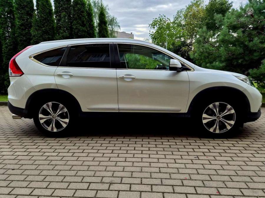 White Honda CR-V 2015 in Vilnius, with an engine capacity of 2.20 L and mileage of 232 thousand km for 12999 €, photo 5 on AUTOMOTO.COM.LV