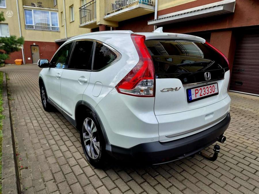 White Honda CR-V 2015 in Vilnius, with an engine capacity of 2.20 L and mileage of 232 thousand km for 12999 €, photo 8 on AUTOMOTO.COM.LV