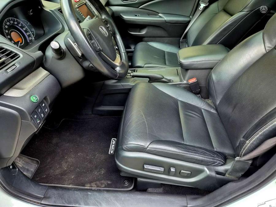White Honda CR-V 2015 in Vilnius, with an engine capacity of 2.20 L and mileage of 232 thousand km for 12999 €, photo 18 on AUTOMOTO.COM.LV