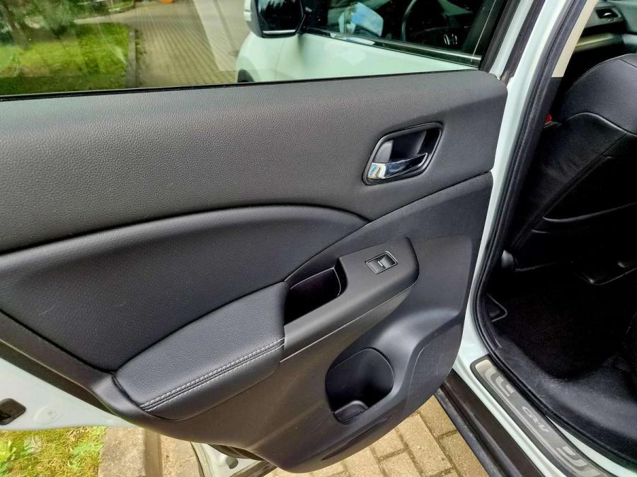 White Honda CR-V 2015 in Vilnius, with an engine capacity of 2.20 L and mileage of 232 thousand km for 12999 €, photo 23 on AUTOMOTO.COM.LV