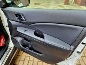 White Honda CR-V 2015 in Vilnius, with an engine capacity of 2.20 L and mileage of 232 thousand km for 12999 €, photo 26 on AUTOMOTO.COM.LV