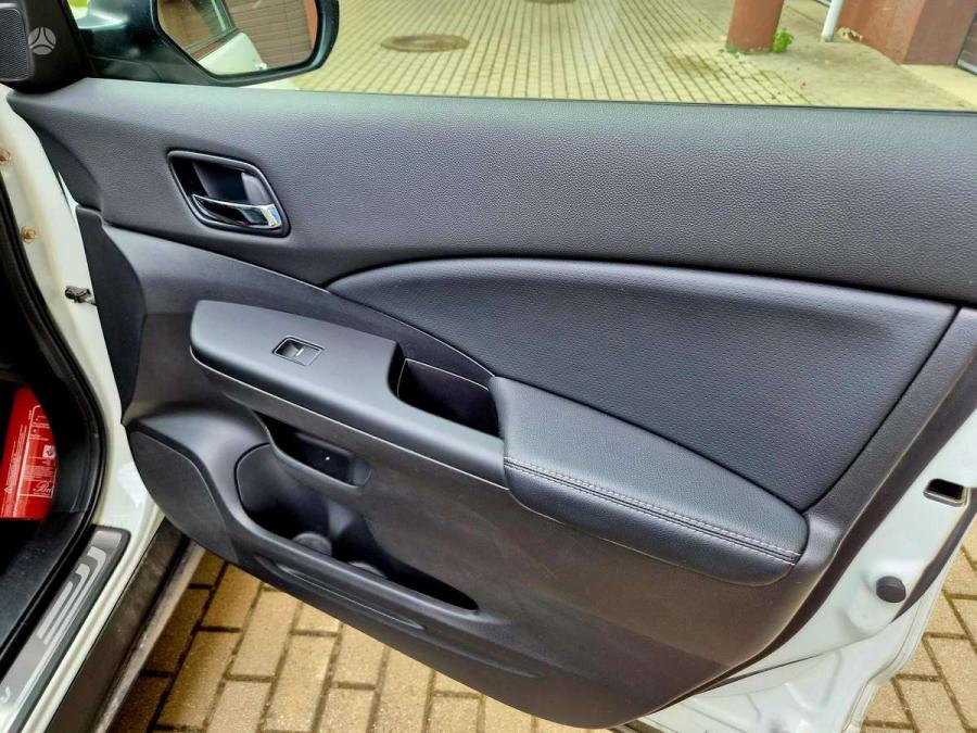 White Honda CR-V 2015 in Vilnius, with an engine capacity of 2.20 L and mileage of 232 thousand km for 12999 €, photo 26 on AUTOMOTO.COM.LV