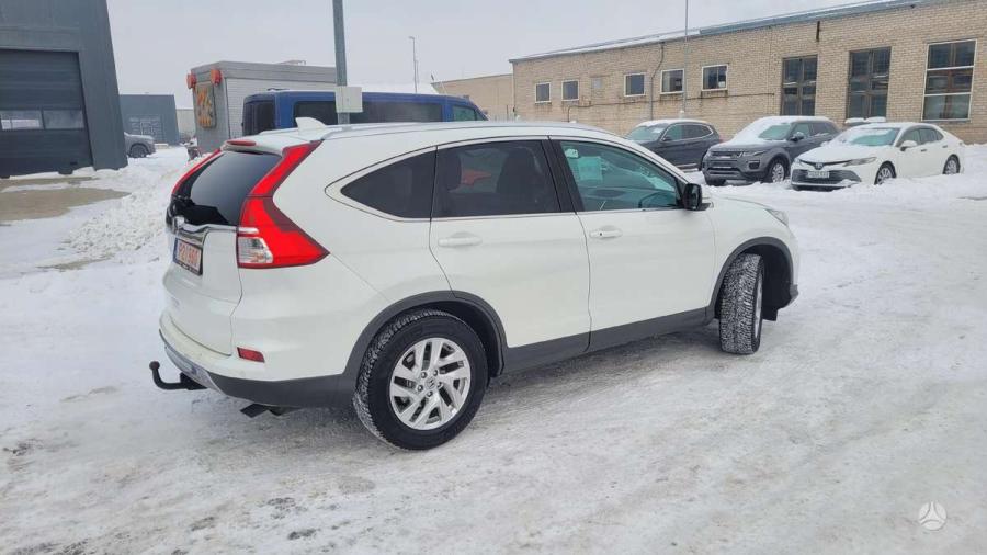 White Honda CR-V 2016 in Siauliai, with an engine capacity of 1.60 L and mileage of 231 thousand km for 14400 €, photo 3 on AUTOMOTO.COM.LV