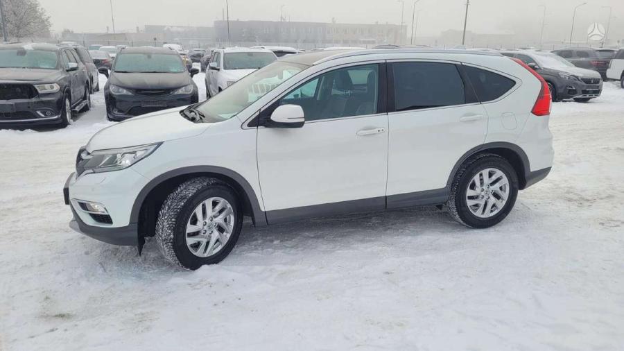 White Honda CR-V 2016 in Siauliai, with an engine capacity of 1.60 L and mileage of 231 thousand km for 14400 €, photo 4 on AUTOMOTO.COM.LV
