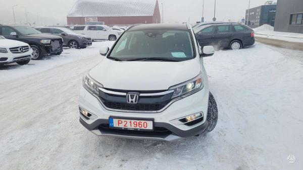 White Honda CR-V 2016 in Siauliai, with an engine capacity of 1.60 L and mileage of 231 thousand km for 14400 €, photo 5 on AUTOMOTO.COM.LV