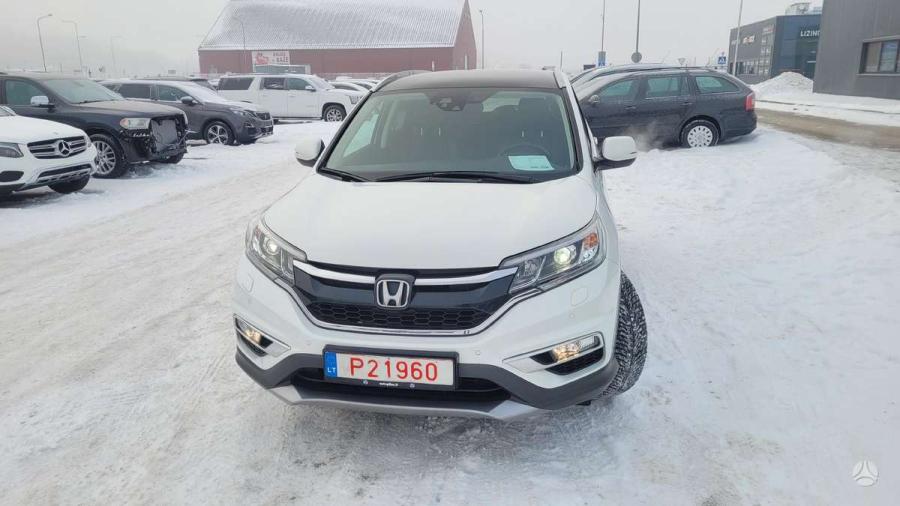 White Honda CR-V 2016 in Siauliai, with an engine capacity of 1.60 L and mileage of 231 thousand km for 14400 €, photo 5 on AUTOMOTO.COM.LV