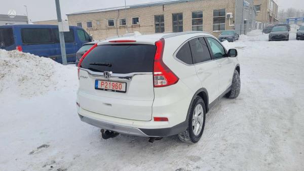 White Honda CR-V 2016 in Siauliai, with an engine capacity of 1.60 L and mileage of 231 thousand km for 14400 €, photo 6 on AUTOMOTO.COM.LV
