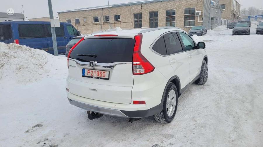 White Honda CR-V 2016 in Siauliai, with an engine capacity of 1.60 L and mileage of 231 thousand km for 14400 €, photo 6 on AUTOMOTO.COM.LV