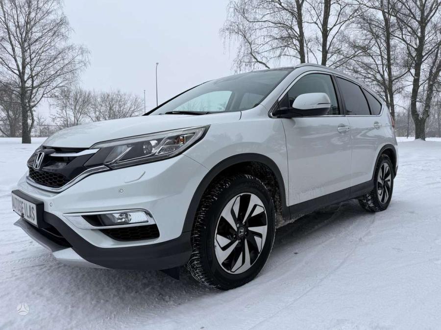White Honda CR-V 2016 in Kaunas, with an engine capacity of 1.60 L and mileage of 209 thousand km for 15999 €, photo 1 on AUTOMOTO.COM.LV