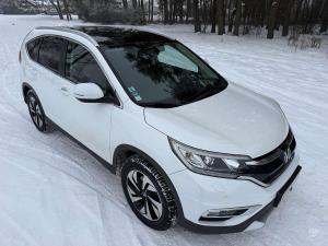 White Honda CR-V 2016 in Kaunas, with an engine capacity of 1.60 L and mileage of 209 thousand km for 15999 €, photo 5 on AUTOMOTO.COM.LV