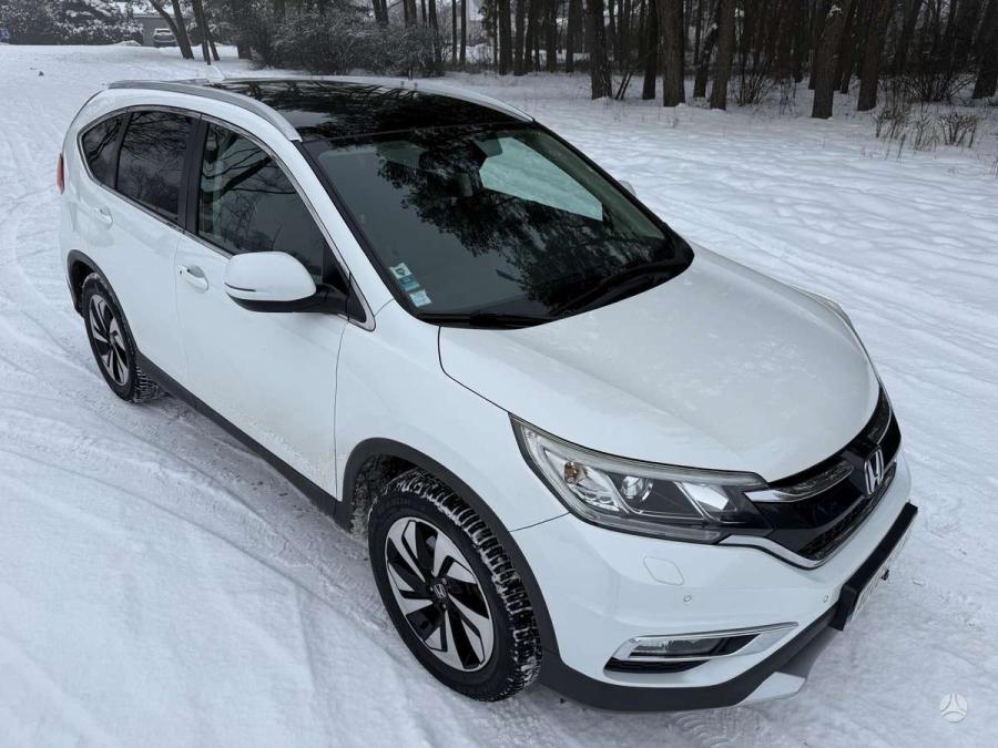 White Honda CR-V 2016 in Kaunas, with an engine capacity of 1.60 L and mileage of 209 thousand km for 15999 €, photo 5 on AUTOMOTO.COM.LV