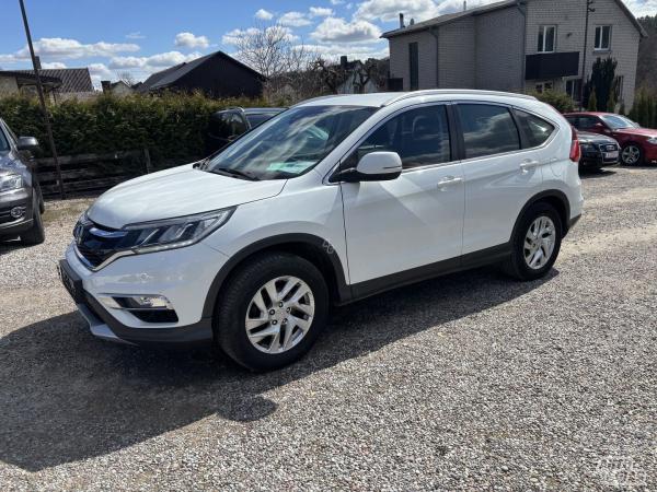 White Honda CR-V 2016 in Jurbarkas, with an engine capacity of 1.60 L and mileage of 130 thousand km for 10800 €, photo 3 on AUTOMOTO.COM.LV