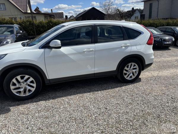 White Honda CR-V 2016 in Jurbarkas, with an engine capacity of 1.60 L and mileage of 130 thousand km for 10800 €, photo 4 on AUTOMOTO.COM.LV