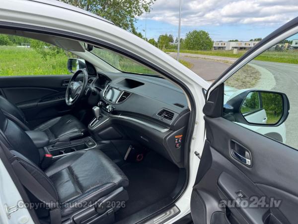 White Honda CR-V 2016 in Tallinn, with an engine capacity of 2.00 L and mileage of 0 thousand km for 14999 €, photo 6 on AUTOMOTO.COM.LV