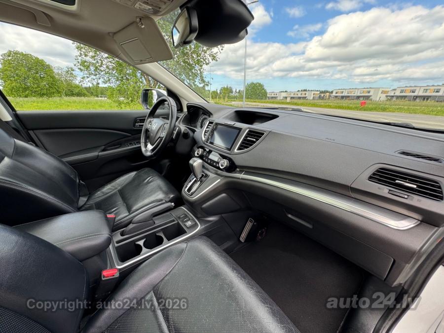 White Honda CR-V 2016 in Tallinn, with an engine capacity of 2.00 L and mileage of 0 thousand km for 14999 €, photo 9 on AUTOMOTO.COM.LV