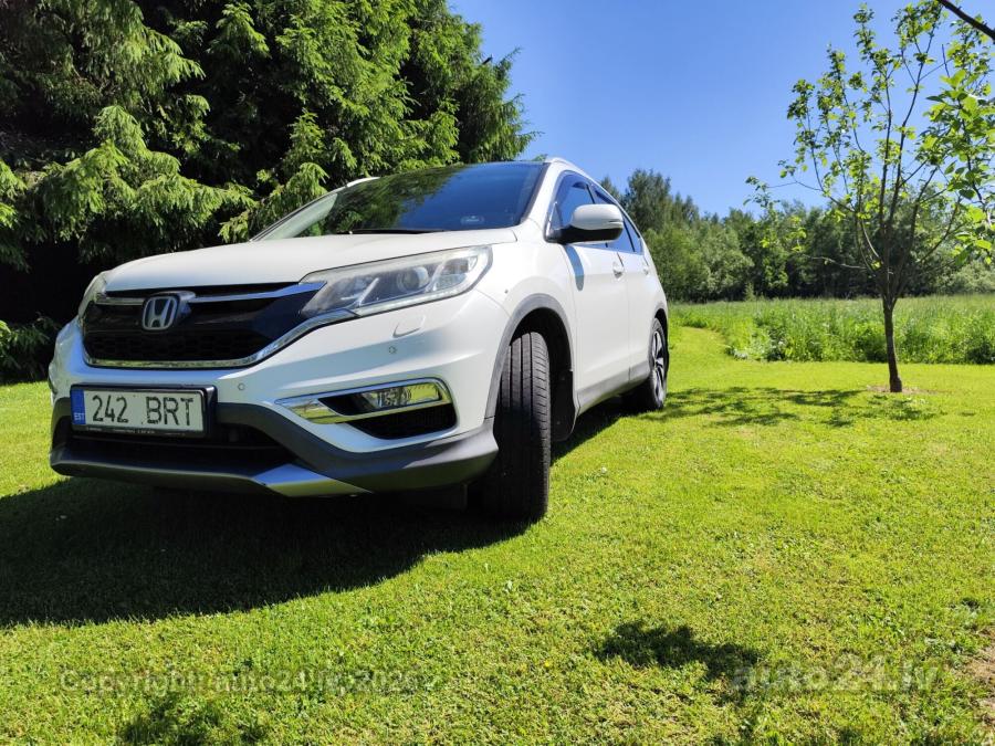 White Honda CR-V 2016 in Parnu, with an engine capacity of 1.60 L and mileage of 245 thousand km for 13000 €, photo 1 on AUTOMOTO.COM.LV