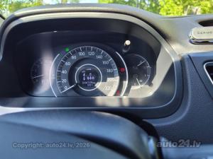 White Honda CR-V 2016 in Parnu, with an engine capacity of 1.60 L and mileage of 245 thousand km for 13000 €, photo 4 on AUTOMOTO.COM.LV