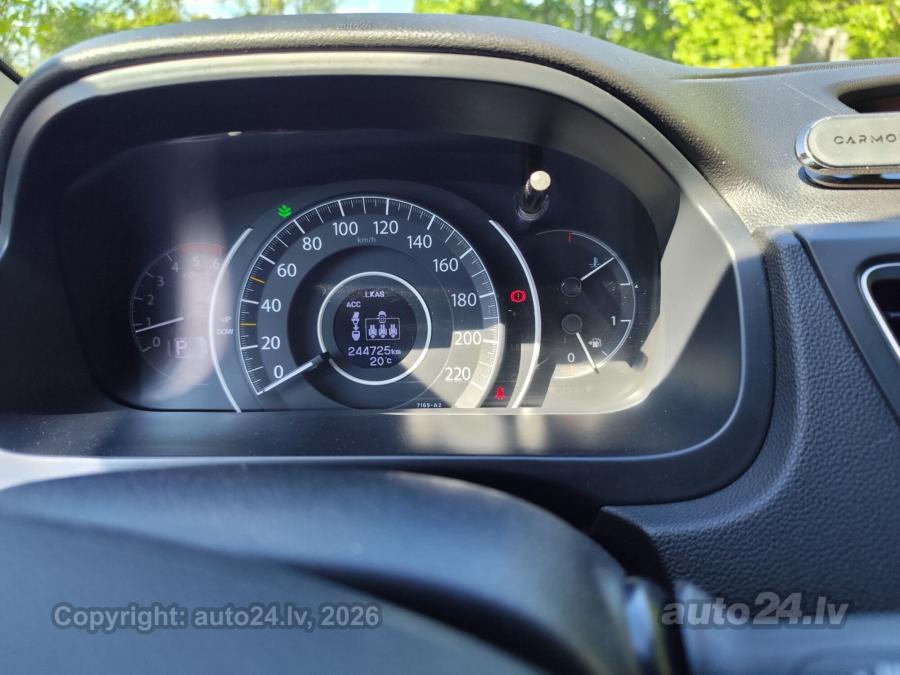 White Honda CR-V 2016 in Parnu, with an engine capacity of 1.60 L and mileage of 245 thousand km for 13000 €, photo 4 on AUTOMOTO.COM.LV