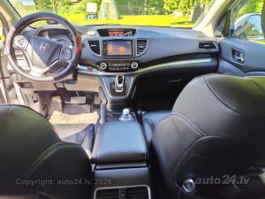 White Honda CR-V 2016 in Parnu, with an engine capacity of 1.60 L and mileage of 245 thousand km for 13000 €, photo 5 on AUTOMOTO.COM.LV