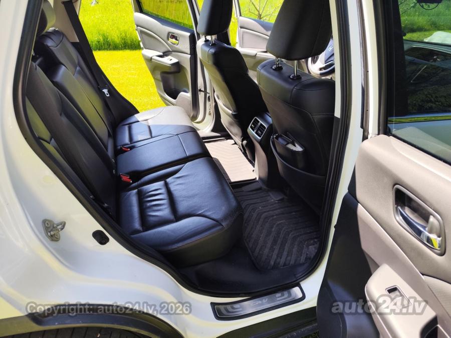White Honda CR-V 2016 in Parnu, with an engine capacity of 1.60 L and mileage of 245 thousand km for 13000 €, photo 6 on AUTOMOTO.COM.LV