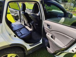 White Honda CR-V 2016 in Parnu, with an engine capacity of 1.60 L and mileage of 245 thousand km for 13000 €, photo 7 on AUTOMOTO.COM.LV