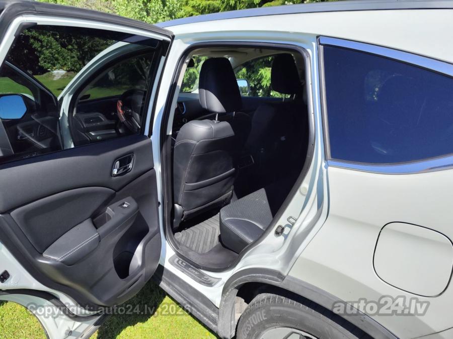 White Honda CR-V 2016 in Parnu, with an engine capacity of 1.60 L and mileage of 245 thousand km for 13000 €, photo 8 on AUTOMOTO.COM.LV