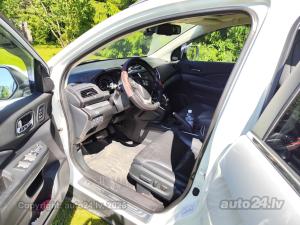 White Honda CR-V 2016 in Parnu, with an engine capacity of 1.60 L and mileage of 245 thousand km for 13000 €, photo 9 on AUTOMOTO.COM.LV