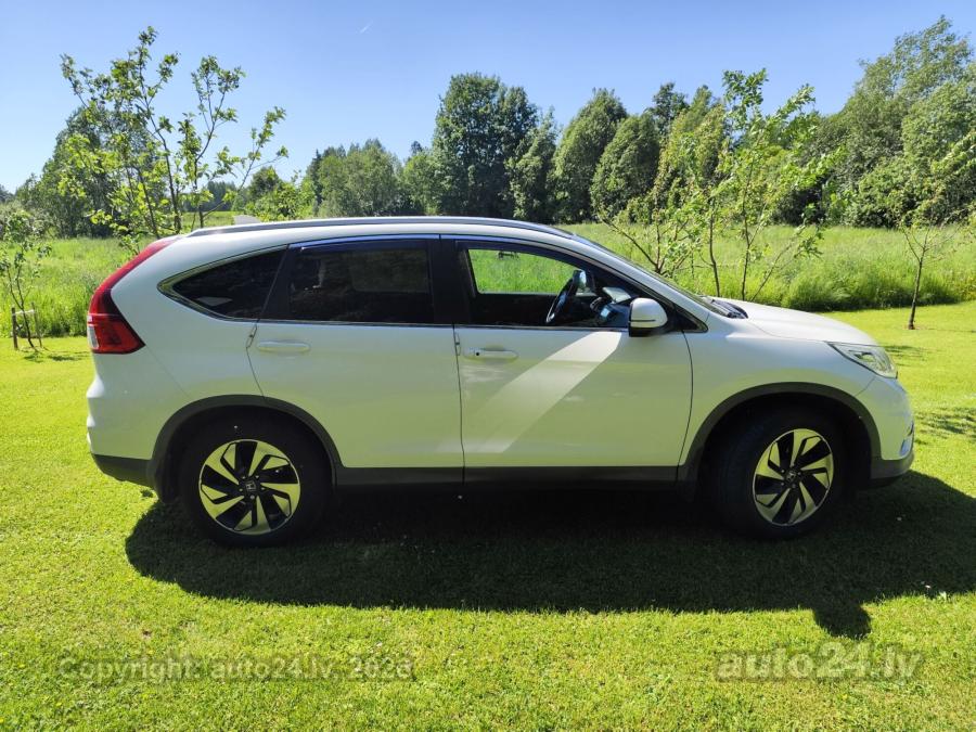 White Honda CR-V 2016 in Parnu, with an engine capacity of 1.60 L and mileage of 245 thousand km for 13000 €, photo 11 on AUTOMOTO.COM.LV