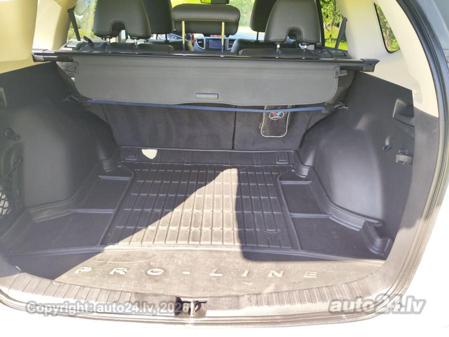 White Honda CR-V 2016 in Parnu, with an engine capacity of 1.60 L and mileage of 245 thousand km for 13000 €, photo 15 on AUTOMOTO.COM.LV