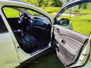 White Honda CR-V 2016 in Parnu, with an engine capacity of 1.60 L and mileage of 245 thousand km for 13000 €, photo 16 on AUTOMOTO.COM.LV