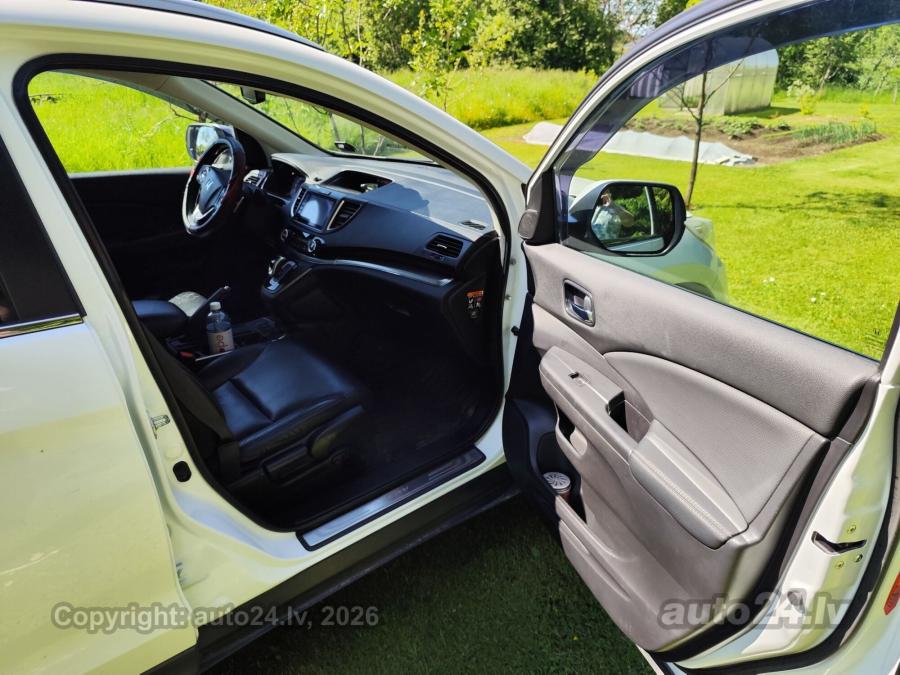 White Honda CR-V 2016 in Parnu, with an engine capacity of 1.60 L and mileage of 245 thousand km for 13000 €, photo 16 on AUTOMOTO.COM.LV