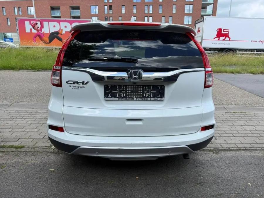 White Honda CR-V 2016 in Riga, with an engine capacity of 1.60 L and mileage of 145 thousand km for 12450 €, photo 5 on AUTOMOTO.COM.LV
