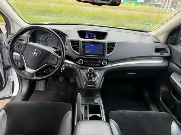 White Honda CR-V 2016 in Riga, with an engine capacity of 1.60 L and mileage of 145 thousand km for 12450 €, photo 7 on AUTOMOTO.COM.LV