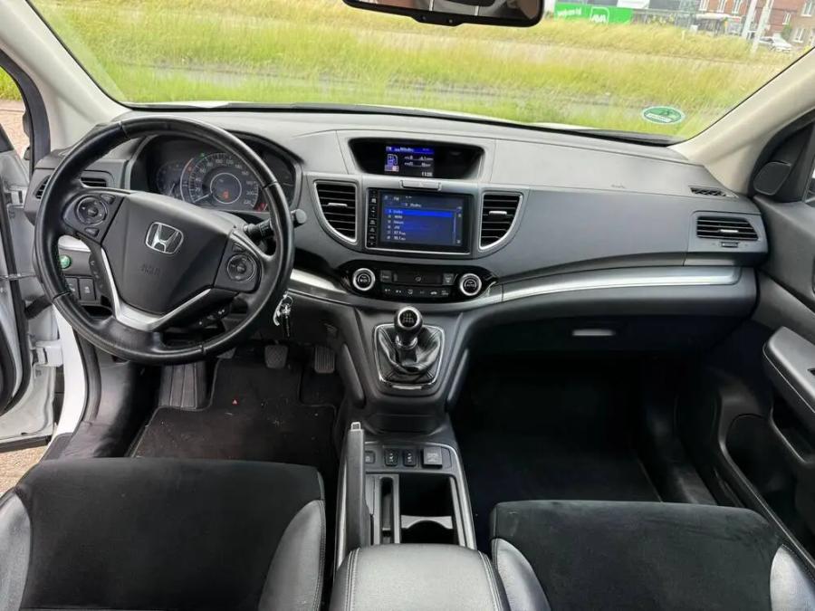 White Honda CR-V 2016 in Riga, with an engine capacity of 1.60 L and mileage of 145 thousand km for 12450 €, photo 8 on AUTOMOTO.COM.LV