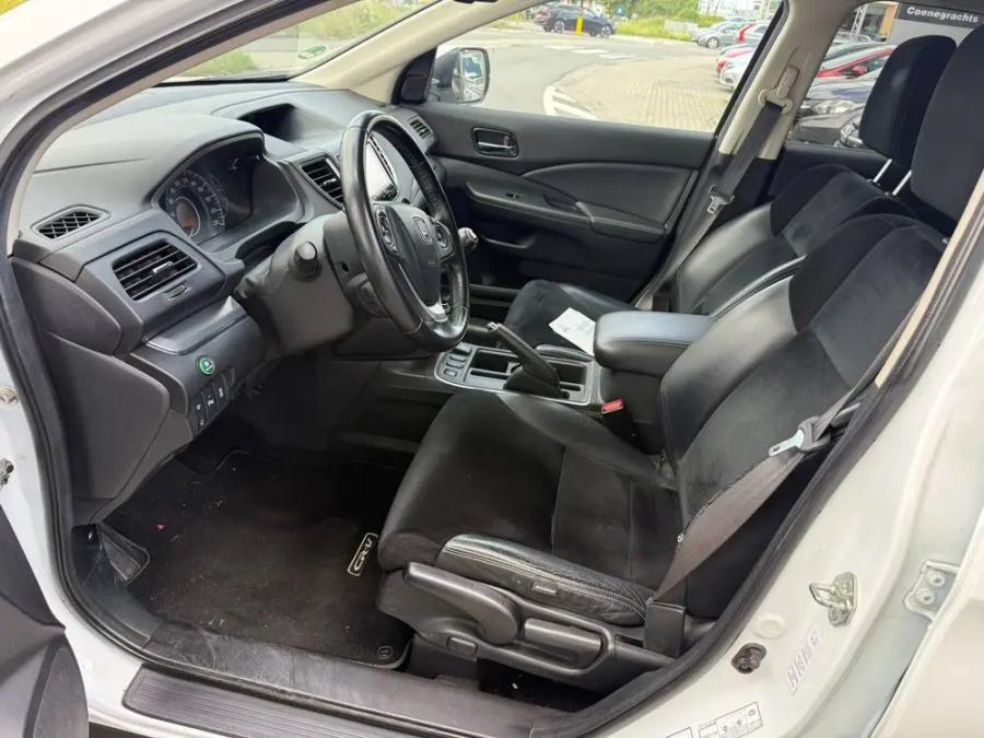 White Honda CR-V 2016 in Riga, with an engine capacity of 1.60 L and mileage of 145 thousand km for 12450 €, photo 9 on AUTOMOTO.COM.LV