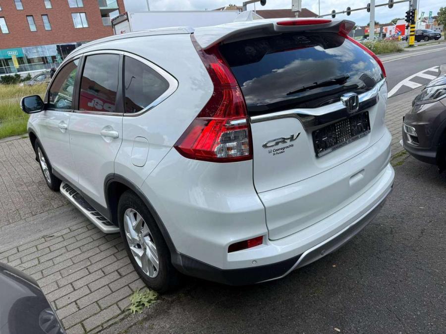White Honda CR-V 2016 in Riga, with an engine capacity of 1.60 L and mileage of 145 thousand km for 12950 €, photo 5 on AUTOMOTO.COM.LV