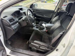 White Honda CR-V 2016 in Riga, with an engine capacity of 1.60 L and mileage of 145 thousand km for 12950 €, photo 8 on AUTOMOTO.COM.LV