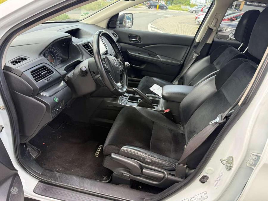 White Honda CR-V 2016 in Riga, with an engine capacity of 1.60 L and mileage of 145 thousand km for 12950 €, photo 8 on AUTOMOTO.COM.LV